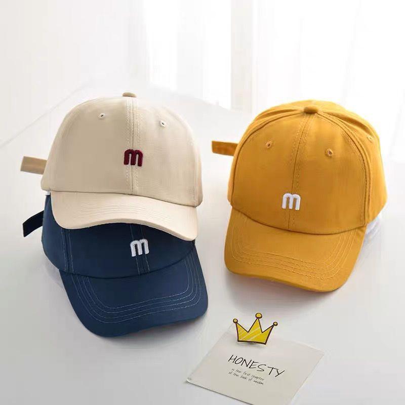 ・カテゴリ: ベースボールキャップ・カラー展開: ベージュ、イエロー、ブラック、ブルー、ホワイト、オレンジ・サイズ展開: 1-3歳 (頭囲48-52cm)、3-8歳 (頭囲50-54cm)・つばのスタイル: ショートブリム・クラウンスタイル...