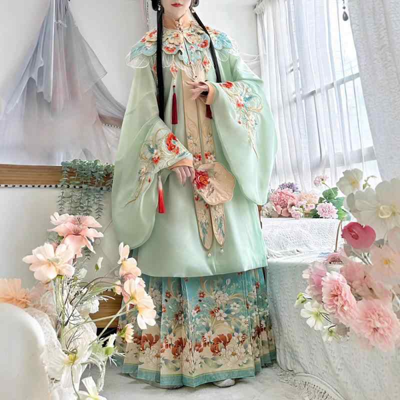・主な素材: ポリエステル、スパンデックス・カラー展開: グリーン、イエロー・サイズ展開: S, M, L, XL・デザイン: タイストラップ・加工: 刺繍