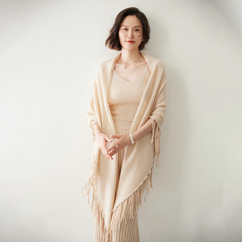 ・性別: 女性・素材: カシミヤ・成分比率: 31〜50%・カラー展開: ブルーカシミヤ、ゴールドサンドキャメル、オフホワイト、パープルカシミヤ・スタイル: 欧米ストリート・長さ: フリーサイズ・幅: 73cm・編み方: 横編み機・柄: 無...