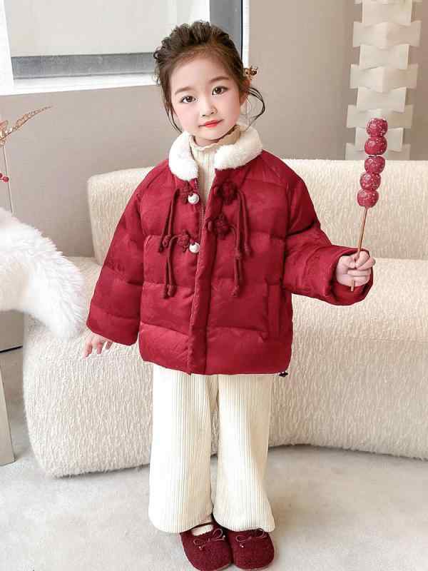 ・性別: 女性・対象年齢層: 中小児（3〜8歳、身長100〜140cm）・詰め物: ホワイトダックダウン・スタイル: 中華風・柄: 無地・ダウン含有率: 50%〜55%・生地加工: 柔軟加工・要素: トレンド・タイプ: ダウンジャケット・着...