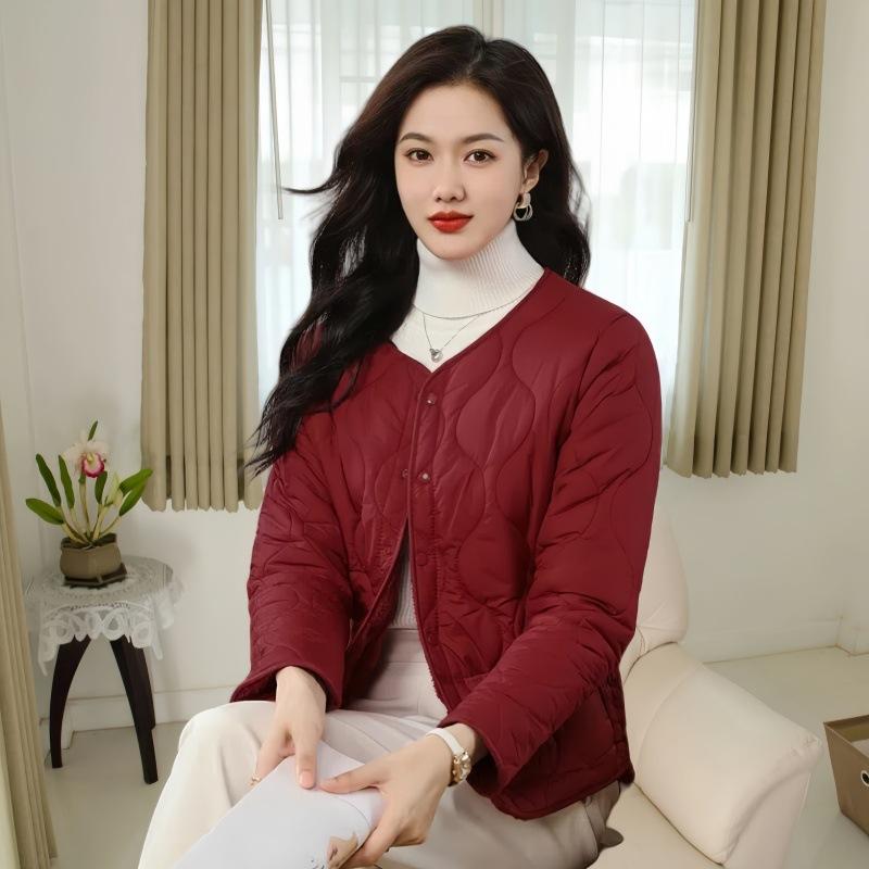 ・カテゴリ: 中綿入りアウター・主な素材: ポリエステル 70-80%・詰め物: ポリエステル綿・着丈: ショート丈・袖丈: 長袖、レギュラー・シルエット: スキニー・ネックライン: クルーネック・前立て: シングルブレスト多ボタン・柄: ...
