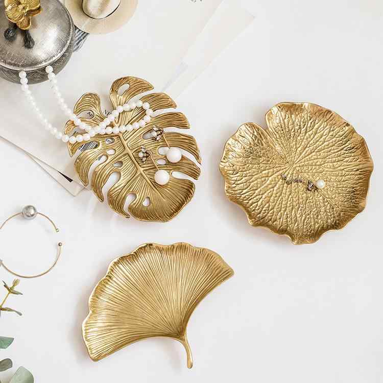 ・主な素材: 天然樹脂・カテゴリ: 樹脂工芸品・カラー展開: 金色ハストレイ、金色モミジトレイ、金色ニレノハトレイ、金色モンステラトレイ、金色イチョウトレイ・スタイル: ヨーロピアン・トレイ: リーフ、金属調、アンティークゴールド