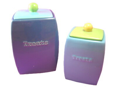 コロンとした形がキュートなキューブ状の陶器製キャニスター(容器)♪■コロンとしたキューブ状の陶器製キャニスター。 ■ご褒美おやつを入れたり、ドッグフードの保管にも便利。 ■前面には‘Treats’のロゴ入り。 ■色 ブルー(L) ■サイズ ...