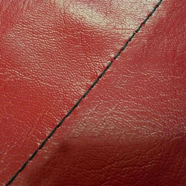 ■注意■この商品は下記となります。必ずご確認ください。カラー：ワインレッド/黒ステッチ■他の商品はこちらですカラー：黒/透明ステッチはこちらカラー：エンボスグレー/透明ステッチはこちらカラー：オレンジ/透明ステッチはこちらカラー：白/透明ス...