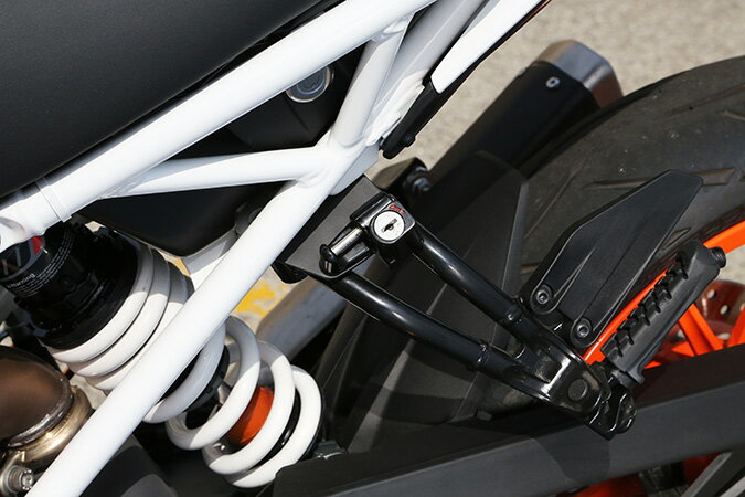 ■商品概要カラー：ブラック素材：アルミ合金■詳細説明ベースプレートはアルミ合金からの削り出しで、タンデムブラケットと共締めで取り付けます。ベースおよびキーシリンダーのカラーはブラックです。街乗りからツーリングまで、バイクをちょっと離れるとき...