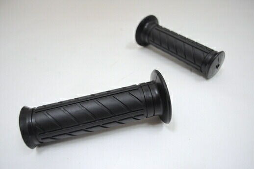 ■商品概要対応ハンドル径：Φ22.2(ミニ/50cc用ミリ系)素材：ラバー非貫通タイプR側内径：Φ24.2L側内径：Φ21.5グリップ全長：120mmグリップ内長：118mm■詳細説明純正グリップからの補修用として安心してご使用ください。シ...