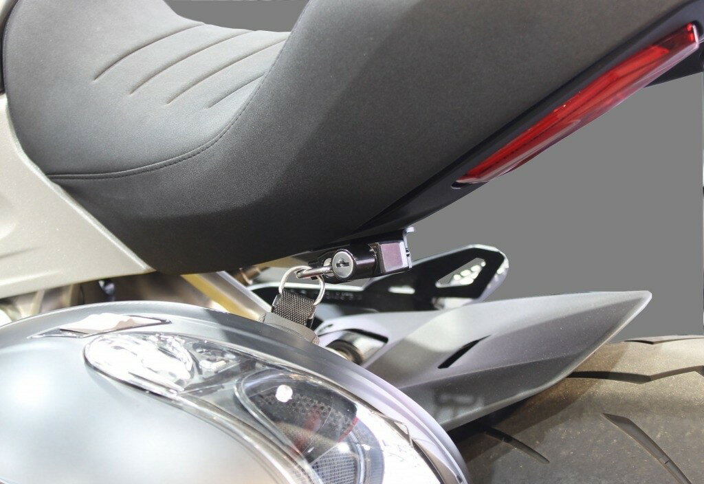 ■商品概要【カラー】ブラック■詳細説明少し車体から離れる場合や、ツーリング先での観光などでその便利なキジマヘルメットロックシリーズに視線を独り占めするDIAVEL1260、DIAVEL1260S用が登場しました！車体左側リアサブフレームに共...