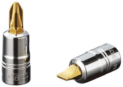 ■商品概要【差込角】6.3sq.■詳細説明軸長が短いスタッビタイプをラインナップに加えました。軸長が短いスタッビタイプは、ねじれにくく、かけた力がロスなく伝わるため、固着したボルトの緩め作業にもおすすめです。TiN(チタン)コーティングによ...