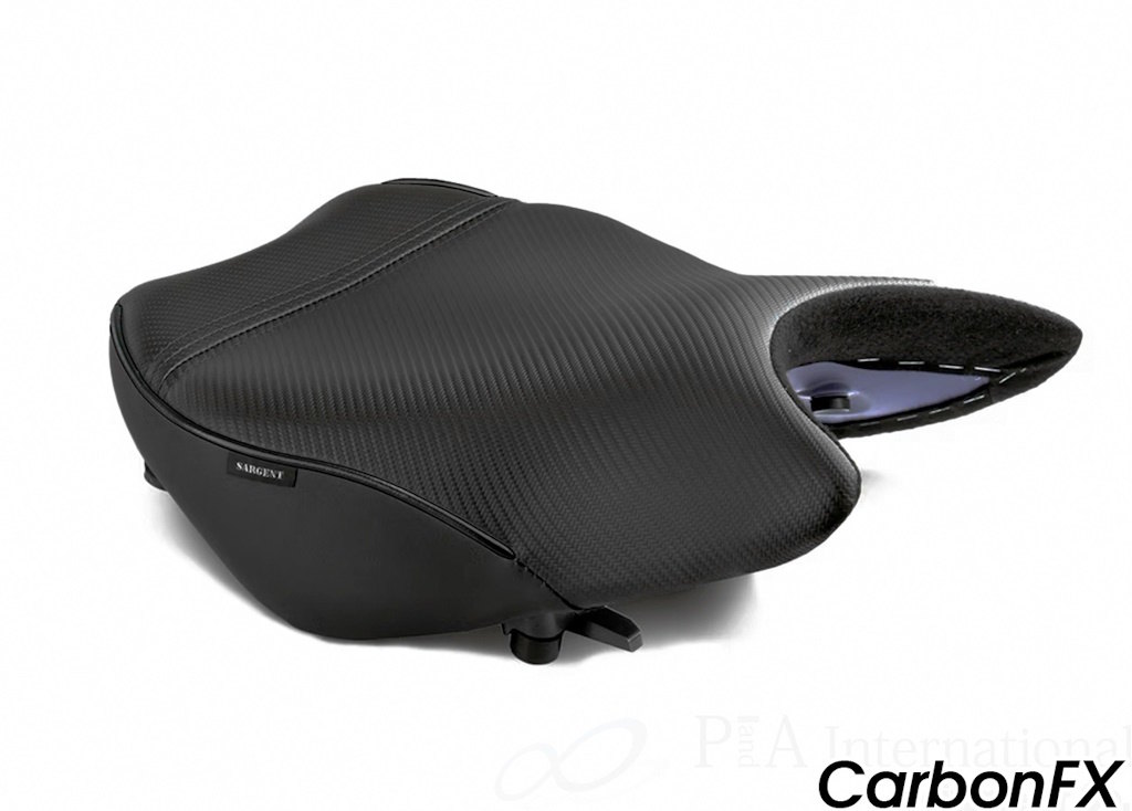 ■商品概要■レギュラーシート フロント表皮タイプ：CarbonFX■詳細説明快適性を極限まで追求したSARGENT／サージェントのコンフォートシート。長時間ツーリングで威力を発揮します。シートは最新のデジタルモデリング、CAD設計、職人によ...