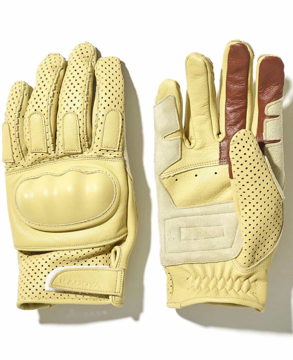 ■商品概要【カラー】ベージュ【素材】表：パンチングゴート(山羊革) ※パンチ径2mm表：山羊革(導電革) ※親指・人差指・中指■詳細説明操作性を重視し、あえて裏地を廃し指先の操作性を高めるカッティングを施した設計。さらに親指、人差し指、中指...