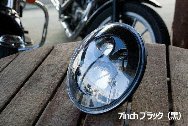 ■商品概要外径：7インチ中国製■詳細説明ヘッドライト用LEDユニットです。FL系モデルに純正採用されている外径7インチのヘッドライト用です。ヘッドライトユニットの土台部分が「クロムメッキ」のものと「ブラック(黒)」のもの、どちらかをお選び下...