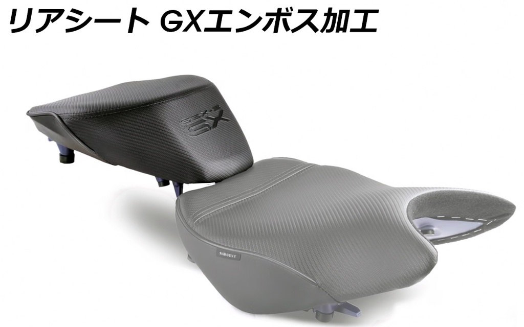 ■商品概要■リアシート・表皮タイプ：CarbonFX・仕様：GXエンボスロゴ加工あり■詳細説明快適性を極限まで追求したSARGENT／サージェントのコンフォートシート。長時間ツーリングで威力を発揮します。GSX-S1000GXのシートは最新...