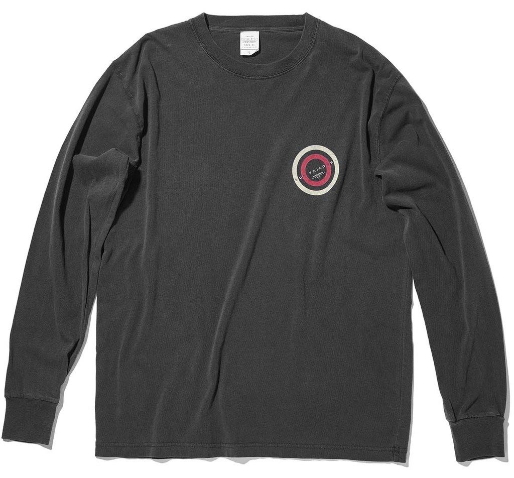 ■商品概要【カラー】ブラック【素材】表：コットン100％■詳細説明太陽の輪郭をイメージしたシーズンテーマSUNTAILORSのロゴデザイン。Tシャツのボディに馴染む染み込みプリントが落ち着いた雰囲気を醸し出すワンポイントデザイン。■ブランド...