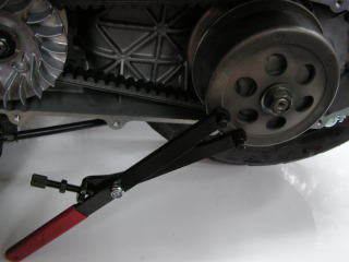 ■注意点※車種によっては使えない車種もございます。※写真はシグナスXのアウタークラッチを外している画像です。こちらにレンチが使えないと思われる場合、TOOL-22をお勧めします。但し、TOOL-22はクラッチアウター専用となります。