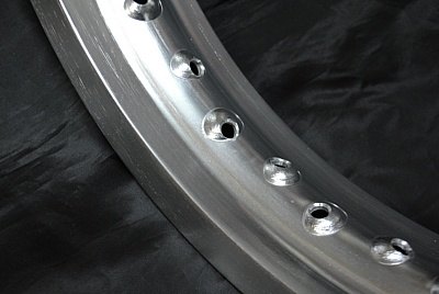 ■商品概要【リム素材】アルミ【リムサイズ】21×1.85【付属】スポーク(鉄)■詳細説明エストレア用21インチアルミリムフロントホイールキット、ドラム用です。■注意点※画像にスポーク(鉄)が載っておりませんが付属致します。※お届けする商品は...