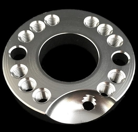 ■商品概要ポート径：Φ26mm取付けボルトピッチ：45mm■注意点※メーカー都合により商品の仕様変更がある場合がございます。ご了承ください。※この製品は競技用部品です。