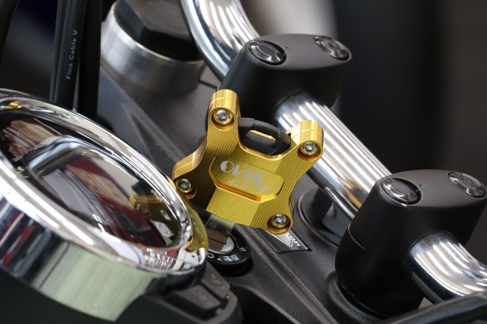 ■商品概要Dax125用キーキャップレーザーマーキングロゴ■詳細説明Dax125のおむすび型のキーに装着できるキーキャップです。アルミ削り出しパーツの高級感が見慣れたキーをドレスアップし、メーター周辺のカスタム感を高めます。■注意点※画像に...