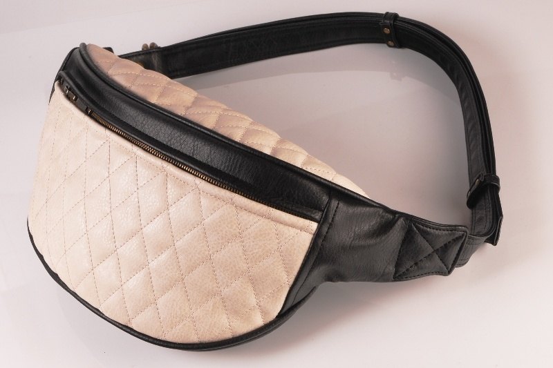 ■商品概要【カラー】ブラック＆アイボリー【素材】・表地：シンセティックレザー(PU)・裏地：ポリエステル■詳細説明タウンユースからツーリングまで、様々なシーンで使う事のできる小振りなバッグが登場。最大の特徴は「シンセティックレザー」と呼ばれ...