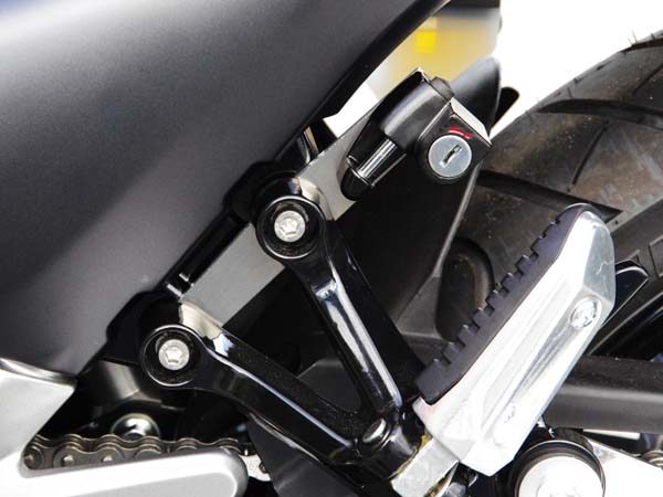 ■商品概要カラー：ブラック■詳細説明街乗りやツーリングに活躍するバイクだからこそ、あれば便利なヘルメットロックです。タンデムステップホルダーと共締めにするだけで、簡単に取り付けることが出来ます。カラーはベース、本体共にブラックです。■適合車...