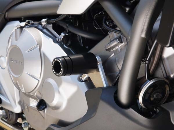 ■商品概要カラー：ブラック左右セット素材：ジュラコン?樹脂DCT車用■詳細説明HONDAの新カテゴリーバイク、NC700用のフレームスライダーです。カウル等の加工は一切不要で取り付出来ます。街乗りからツーリングまでオールマイティーに楽しめる...