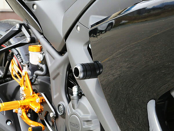 ■商品概要タイプ：スポーツライド■詳細説明万が一の転倒でも、車体のダメージの低減が期待できるフレームスライダーは、サーキットやワインディングはもちろん、ストリートでも必需品です。フレームスライダーの本体は、摩擦係数の小さいジュラコン?樹脂製...