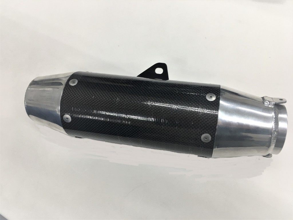 ■商品概要【素材】・筒：カーボン製・両サイド：アルミ(バフ仕上げ)【サイズ】・外径＝Φ95mm、L＝200mm・差し込み径：Φ60.5mm・内径：42.7mm・全長：340mm重量：約1.07Kg付属品：エンドバッフル(装着済)／エンブレム...