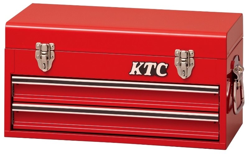 ■商品概要●本体サイズ：W435×D240×H230mm●トップ部：w500×d200×h60(耐荷重8.5kg)●2段2引出し【付属品】●トップマット×1●引出しマット×2■詳細説明●デスク上での使用を想定したナロータイプのチェストです。...