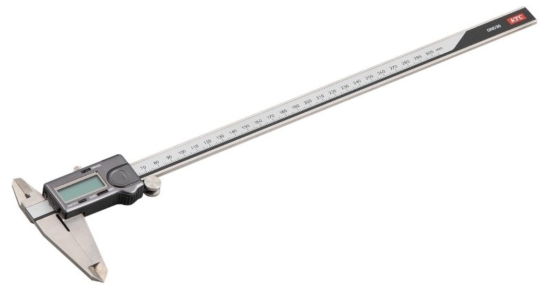 ■商品概要●測定範囲：0-300mm●全長：400mm●重量：265g●専用ケース付■詳細説明●視認性の優れたデジタル表示を採用。●ジョウの微動送りが可能なサムローラー付き。●長さの絶対値を図るアブソリュート(ABS)測定と、2つの測定箇所...