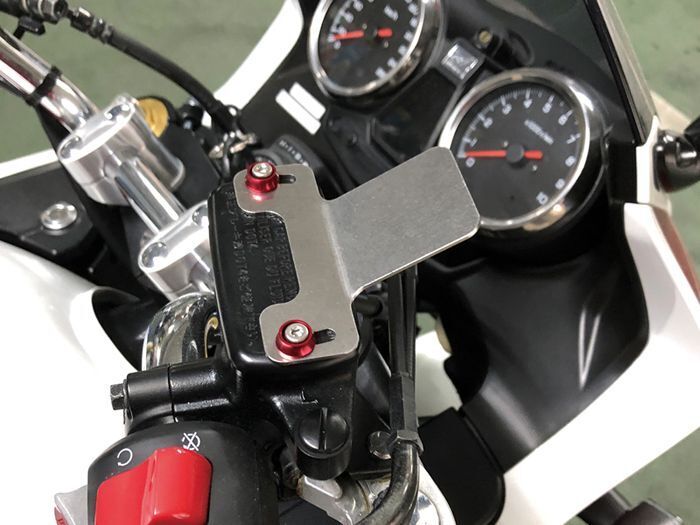 ■商品概要【セット内容】・ステー・M4×15ステンレス製ボタンキャップボルト・L型レンチ【材質】・ステー：ステンレス(SUS04)【表面処理】・ステー：光沢バレル仕上げ【板厚】t=1.5mm【適合純正部品番号】45513-MM5-016■詳...