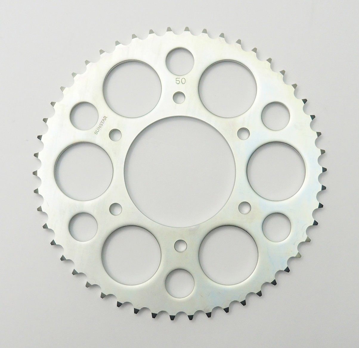 ■商品概要【リア用】【適合チェーンサイズ：530】【丁数：50】素材：スチール(S45C)表面処理：シルバーメッキ(シルバー)耐久性：20000km-40000km(※)■詳細説明【優れた耐久性とルックスにこだわる人に】材質は硬さと耐久性に...