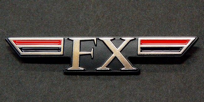 ■商品概要入数：1枚■詳細説明Z750FX-I型用サイドカバーエンブレム。固定方法は両面テープ式です。FXのアンダーエンブレムはZ400DXでもご使用いただけます。左右共通。■適合車種Z750FX&ensp;Z750FX