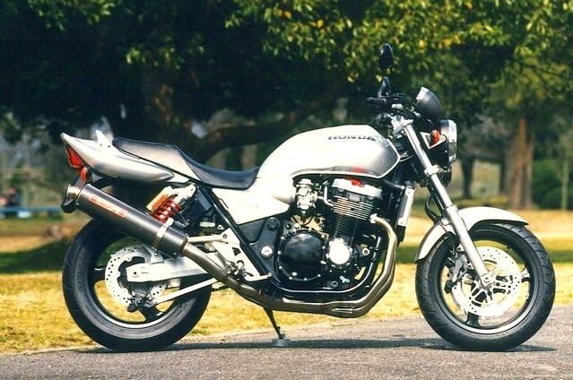 ■商品概要サイレンサー素材：カーボン(122×500mm)エキパイ素材：チタン集合方式：4-2-1■詳細説明バッフル：有重量：5Kgタンデム：○ドレン：○エレメント：○■備考音量：97dBJMCA：×センタースタンド不可　※受注生産品です。...