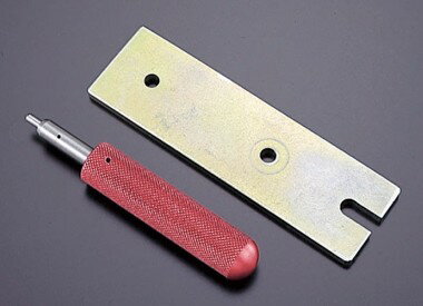 ■詳細説明オリーブタイプブレーキホースを組む時の工具です。オリーブを打ち込むために、テフロンインナーとステンレスメッシュの隙間を広げる際に使用します。■適合車種&ensp;&ensp;&ensp;備考: 汎用