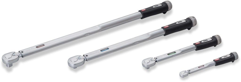 ■商品概要分類：トルクレンチ■詳細説明ボルト・ナット類の締付け専用のトルクレンチです。トルク能力範囲のトルク値の中から希望するトルク値をあらかじめセットするトルクレンチです。メカニカル機構のデジタル表示は、数値が直接設定トルク値となり設定ミ...