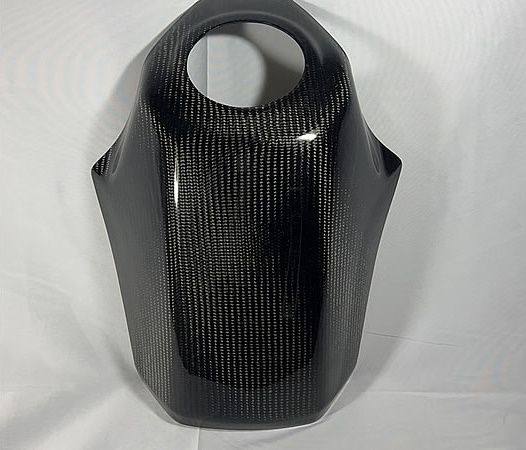 ■商品概要【付属】綾織りカーボンタンクパット、両面テープ(貼り付け済み)■詳細説明綾織りカーボンを使用、タンクをベルトや金属ファスナーから守ります。NT1100のドレスUPレーシングパーツです。■注意点※メーカー都合により商品の仕様変更があ...