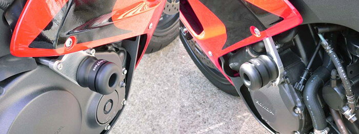 ■商品概要カラー：ブラック一台分■詳細説明CBR1000RR用の、転倒から車体を守るフレームスライダーです。取付は、スライダープレートをエンジンマウントボルトと、エンジンカバーボルトで固定し、スライダー本体を取り付けるだけで、カウル等の加工...