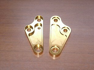 ■詳細説明アルミ2017材10mmで作り、ポケット加工にすることで剛性を上げました。アルマイト色：ブルー、シルバー、ブラック、ゴールドを用意しています。■注意点※画像はゴールドのみです。■適合車種DR-Z400 SM&ensp;DR-Z40...