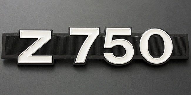 ■商品概要入数：1枚■詳細説明Z750FX-I型用サイドカバーエンブレム。固定方法は両面テープ式です。FXのアンダーエンブレムはZ400DXでもご使用いただけます。左右共通。■適合車種Z750FXII/III&ensp;Z750FXII/III