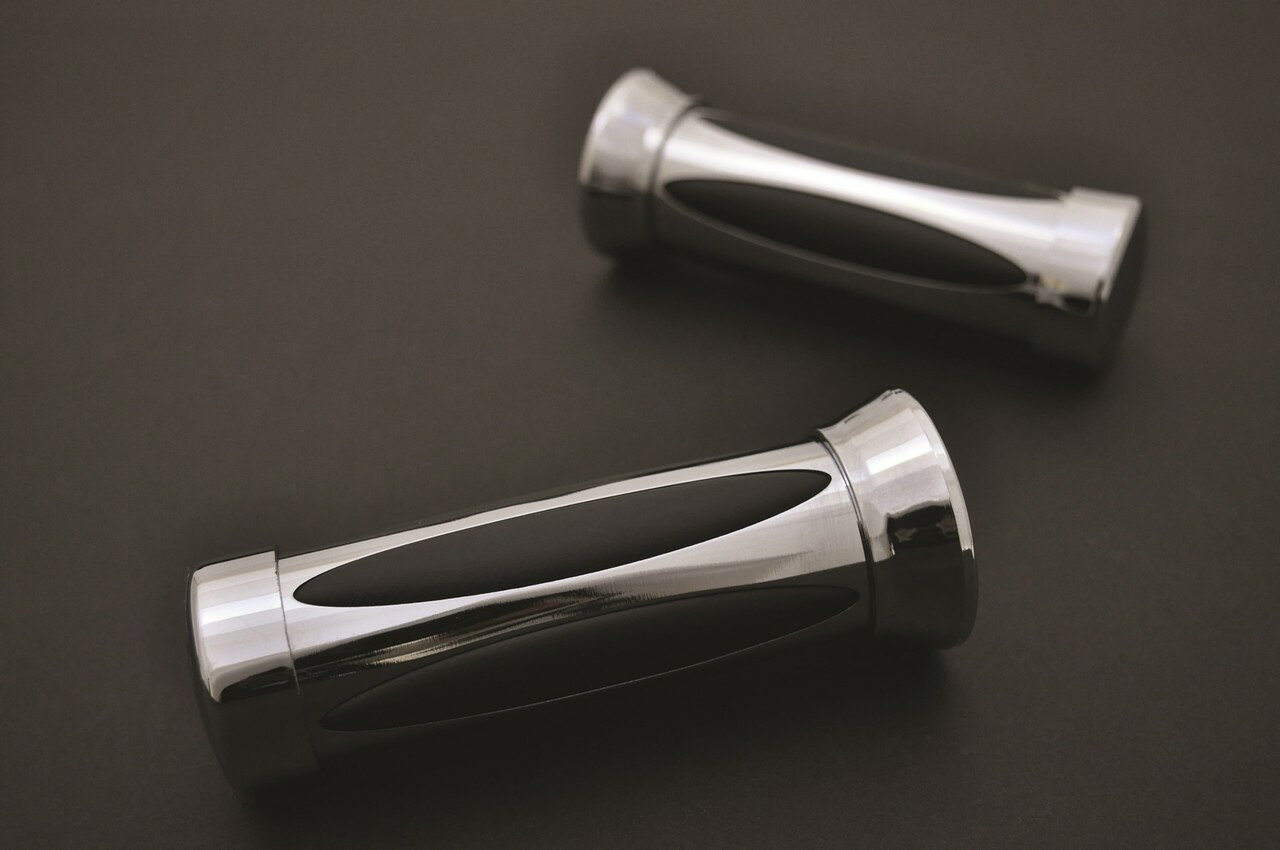 ■商品概要【サイズ】・R側内径：Φ25mm・L側内径：Φ22mm・グリップ全長：134mm【仕様】・対応ハンドル：Φ22.2mmハンドル用(主に国産車)・構造：非貫通タイプ■詳細説明アルミ×スポンジのデザイングリップ。19種類の多彩なボディ...