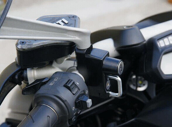 ■商品概要クランプサイズ：32ミラーホール：M8mm■詳細説明ハンドルホルダータイプは、レバーやマスターシリンダーのクランプを利用し取り付けます。このためヘルメットロック用のクランプが増えず、シンプルに装着できます。クランプの寸法により、3...