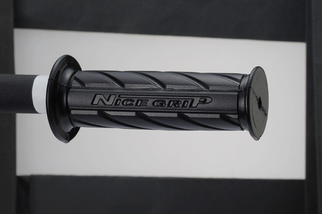 ■商品概要カラー：ブラック全長：110mmΦ22.2mmハンドル用非貫通タイプ左右セット■適合車種&ensp;&ensp;&ensp;備考: 汎用