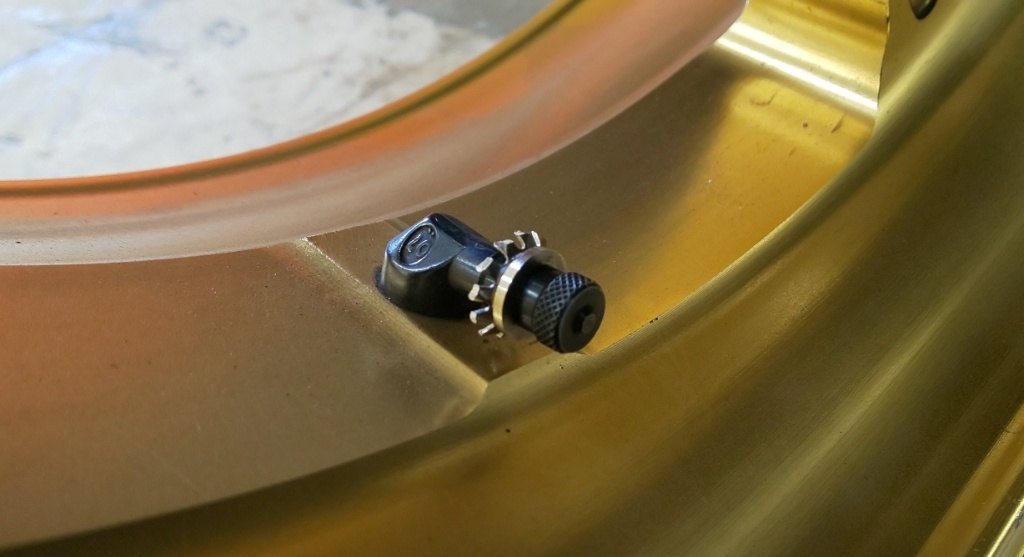 ■商品概要入数：2個 (前後セット)米式バルブ用重量：1.6g■詳細説明タイヤバルブ用放電ナットがラインナップ！取り付け要領ギザギザワッシャをホイル側に向けてネジ込みます。キャップ側に向けるとエアが入れられませんし、キャップを回す度に指先を...