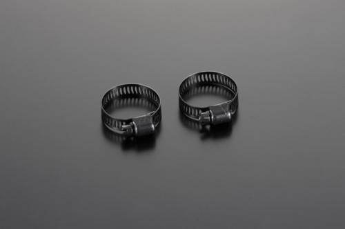 ■商品概要◆カラー：ブラック◆素材：ステンレス■詳細説明独自の表面処理を行なっています。四三酸化鉄処理 (黒染)を施し、その上に耐熱クリアーコーティングで仕上げることにより、防錆・耐熱性・硬度を上げ、さらに光沢のあるホースバンドです。カスタ...