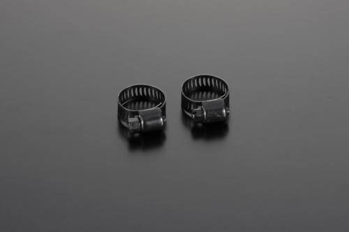 ■商品概要◆カラー：ブラック◆素材：ステンレス■詳細説明独自の表面処理を行なっています。四三酸化鉄処理(黒染)を施し、その上に耐熱クリアーコーティングで仕上げることにより、防錆・耐熱性・硬度を上げ、さらに光沢のあるホースバンドです。カスタム...