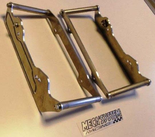 ■詳細説明左右のラジエータを連結するバータイプのラジエータガードで、特に横方向からのインパクトによるダメージを軽減します。メインプレートは十分な厚みのあるアルミプレートを用い、マシニングによる軽量化が施されております。■適合車種EXCF40...