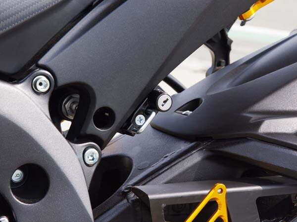 ■商品概要カラー：ブラック■詳細説明スーパースポーツバイクでも、あれば便利なヘルメットロックです。シートレールのボルトを交換して簡単に取り付けることが出来ます。カラーはベース、本体共にブラックです。■適合車種GSXR600&ensp;GSX...