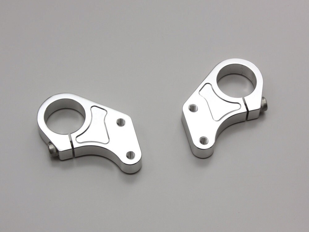 ■商品概要カラー：シルバーアルマイトΦ35mmフォーク 汎用ハンドルホルダーHB0651、HB0614、HB0615が取付可能■詳細説明セパハン車をバーハン仕様に変更する場合に使用■注意点※画像はイメージです。※画像には他のカラーリング／他...