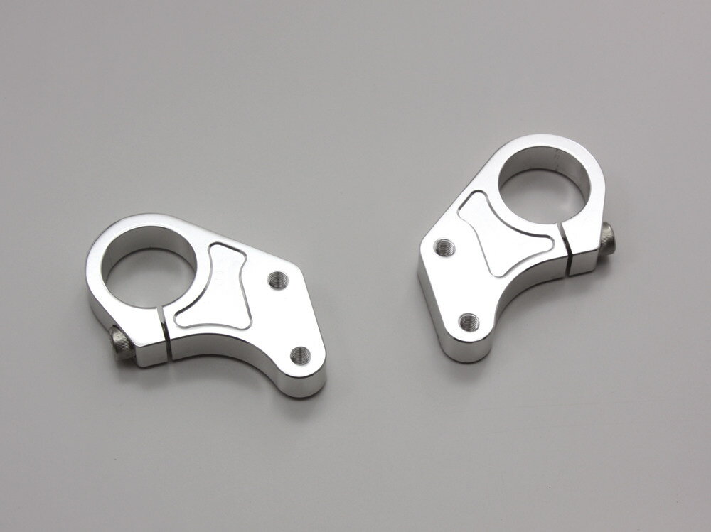 ■商品概要カラー：シルバーアルマイトΦ33mmフォーク 汎用ハンドルホルダーHB0651、HB0614、HB0615が取付可能■詳細説明セパハン車をバーハン仕様に変更する場合に使用■注意点※画像には他のカラーリング／他のタイプが含まれている...