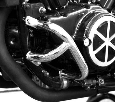 ■詳細説明Fehlingはバイク向けガード、キャリアを設計製造しているドイツのメーカーです。クロームメッキ仕上げの製品にはその美しさに定評があります。■注意点※取扱説明書が付属する場合は外国語となります。※輸入商材の為、納期が遅れる場合がご...