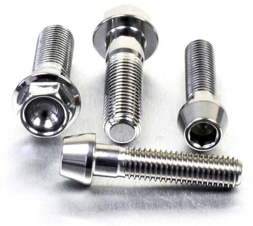 ■商品概要素材：ステンレス製品タイプ：ヨーク／バー重さ：93.57g入数：4穴あけ加工：なし■詳細説明ステンレス トップ＆ボトム トリプルクランプボルトキット - 使用されるボルトはオリジナルのヘッドスタイルにマッチします。これらはフォーク...